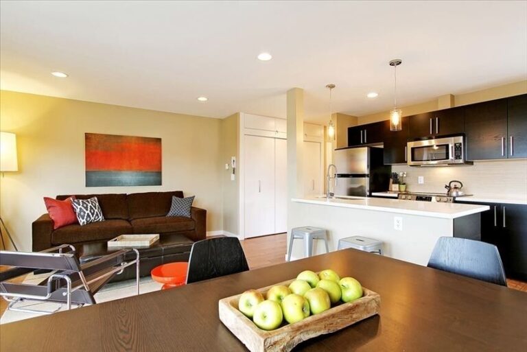 Where To Stay In Seattle: 7 Amazing Areas (Local's Guide)